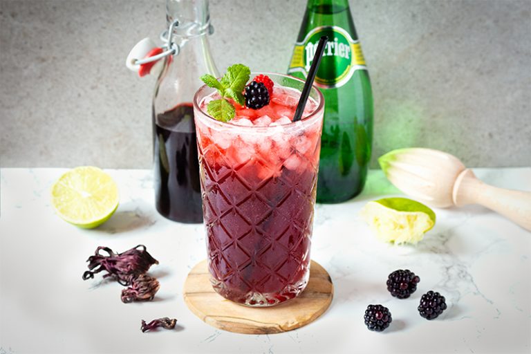 Cóctel de mora e hibisco, combate el calor de forma saludable